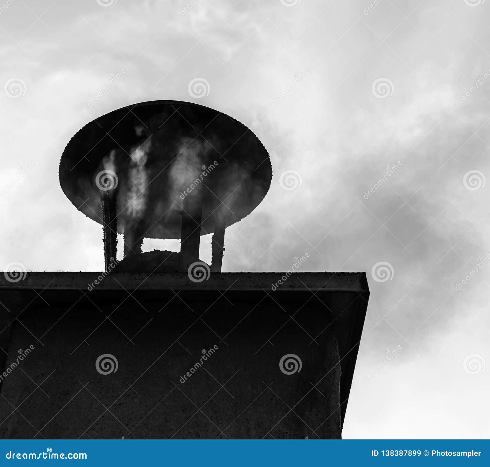 Chimenea Con El Humo Que Sale Imagen de archivo - Imagen de ambiental ...