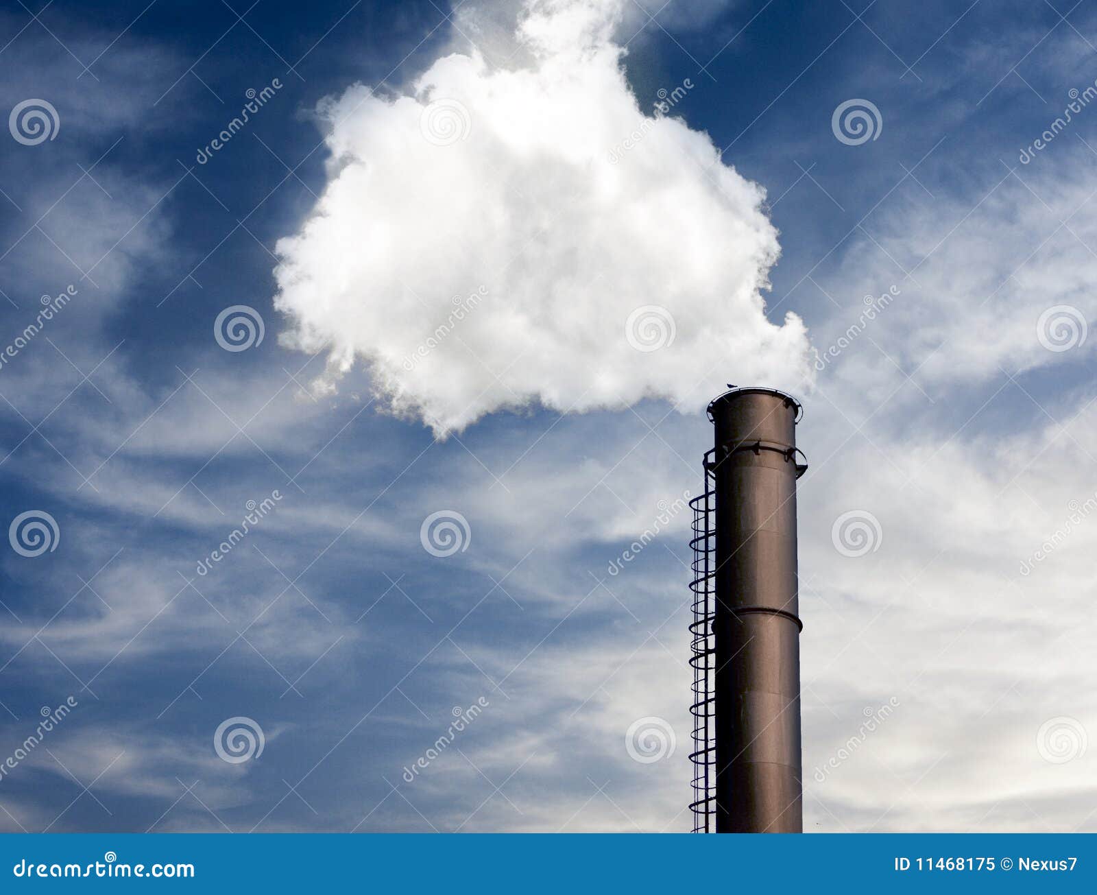 Chimenea con humo imagen de archivo. Imagen de pilas - 11468175