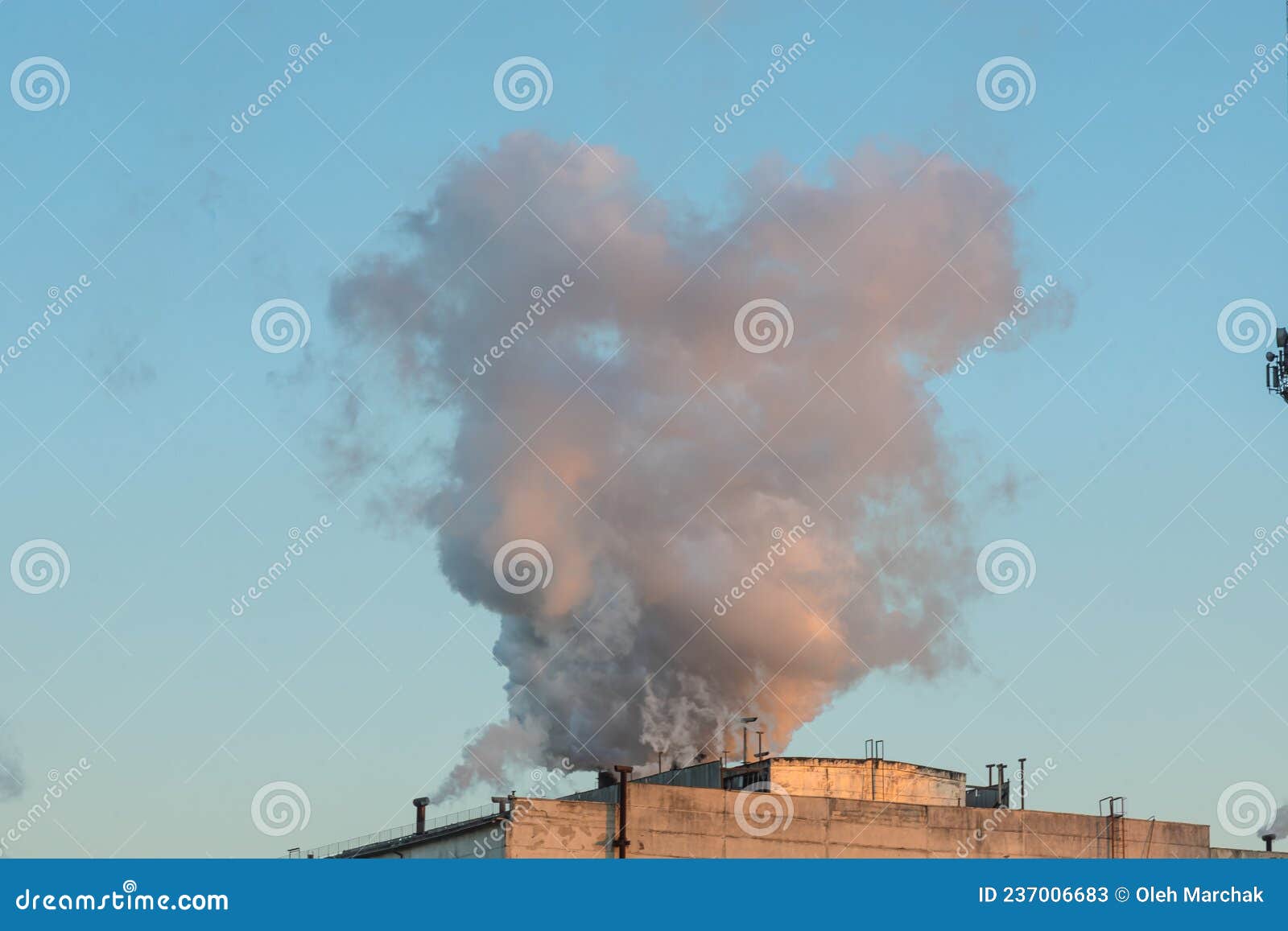 Chimenea De Ladrillo Con Humo Blanco Sobre Un Edificio Industrial ...