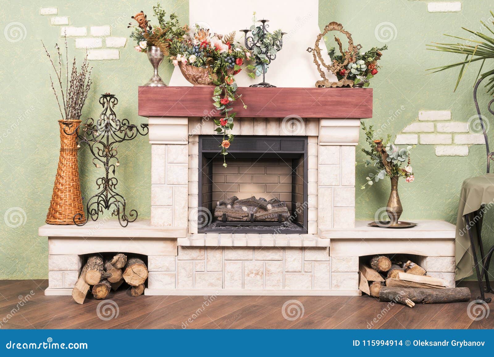 Chimenea Decorativa, Como Parte Del Interior Foto de archivo - Imagen ...