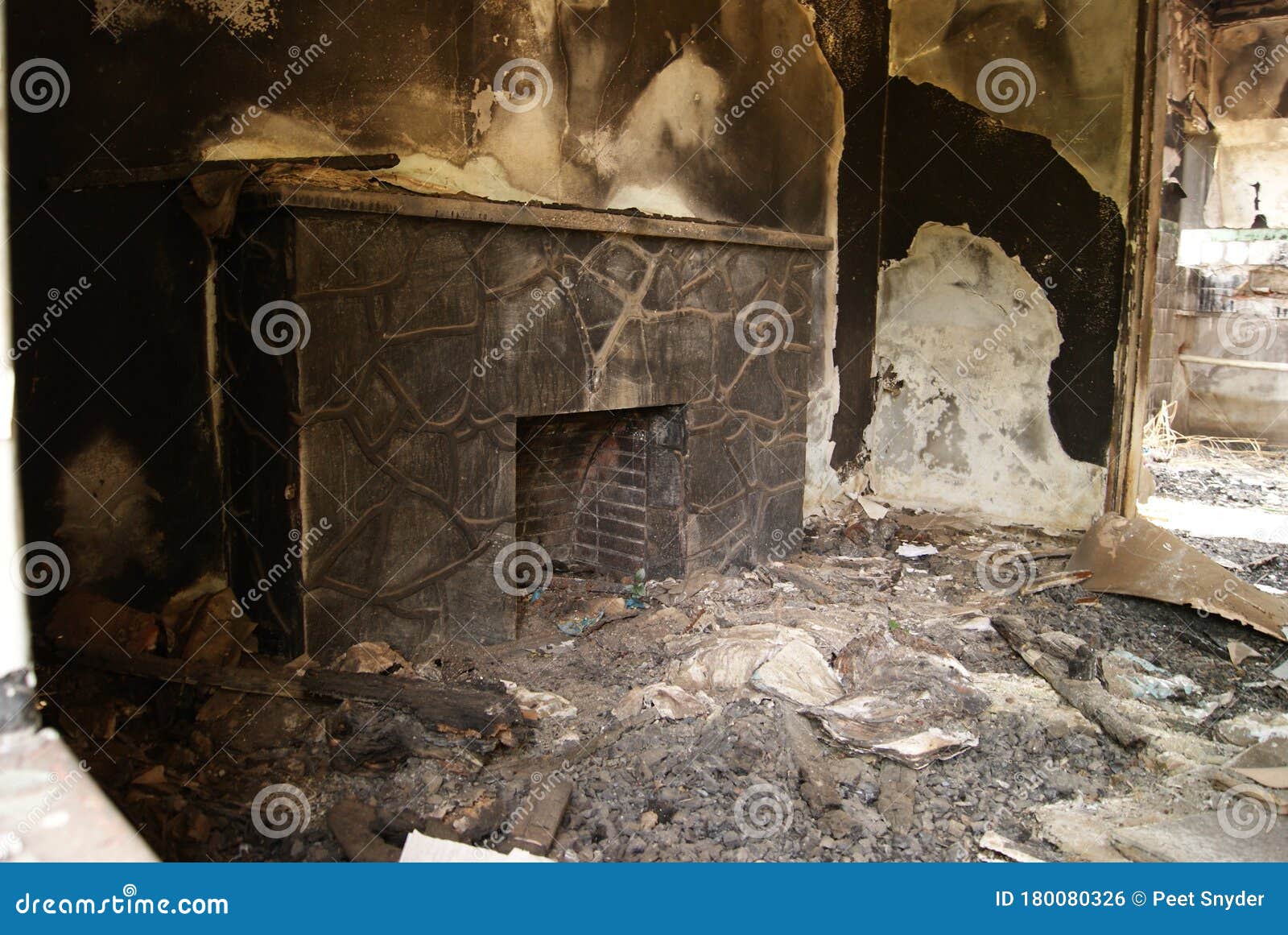Chimenea en casa quemada foto de archivo. Imagen de pared - 180080326