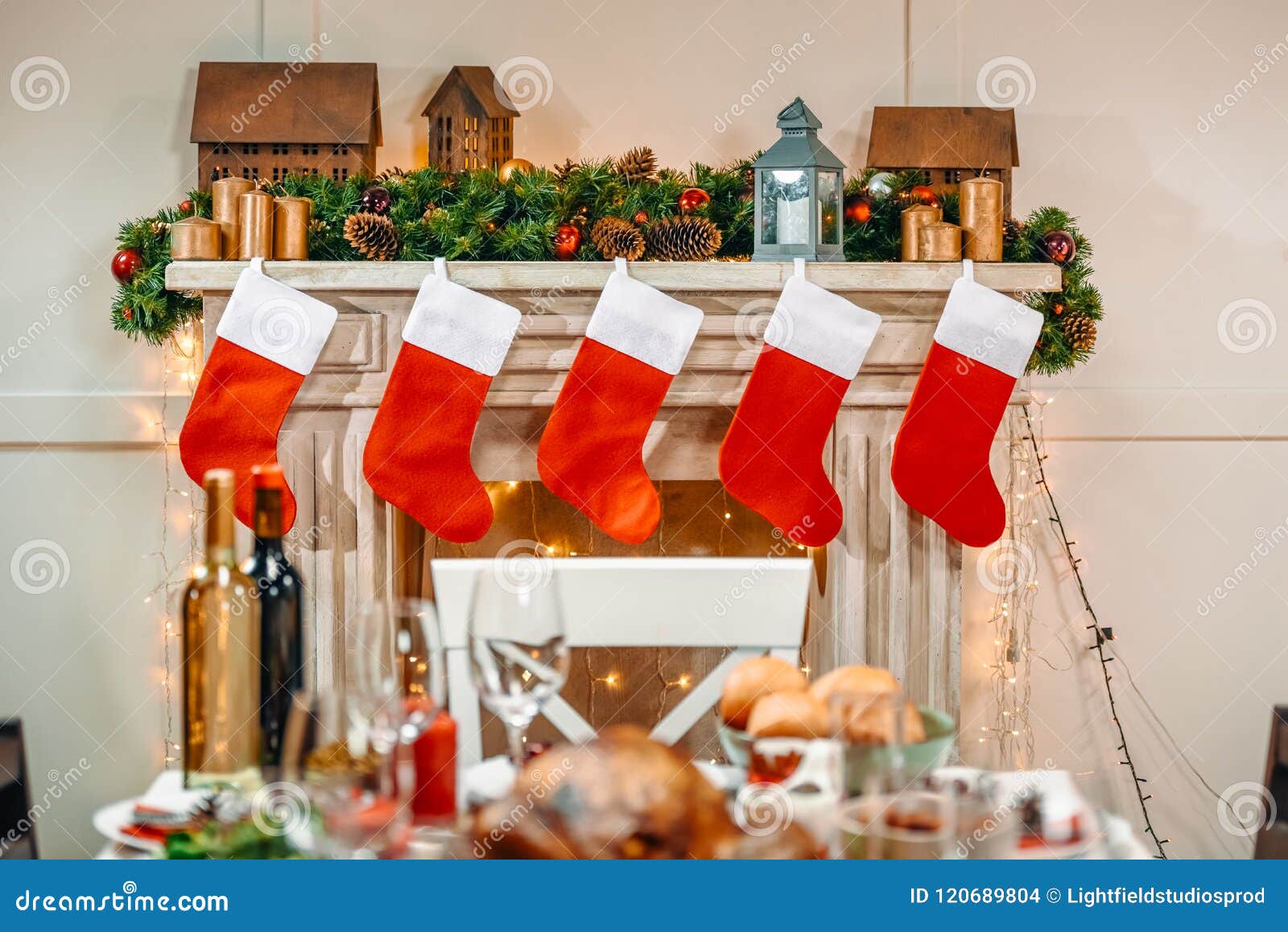 Chimenea Hermosa Adornada Para La Navidad Foto de archivo - Imagen de ...