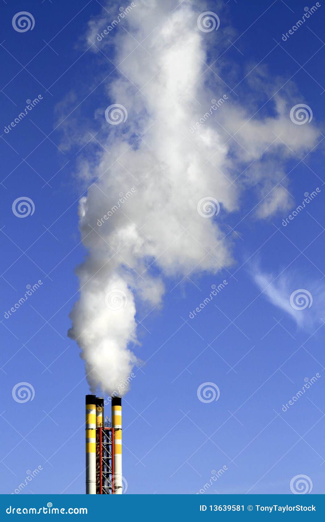 Chimenea que emite humo imagen de archivo. Imagen de acolchamiento ...