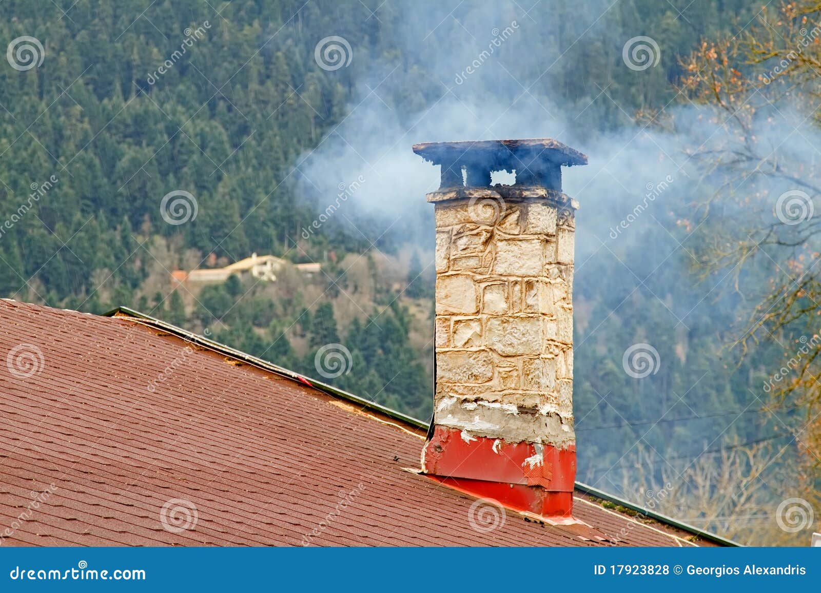 Chimenea y humo foto de archivo. Imagen de humo, grecia - 17923828