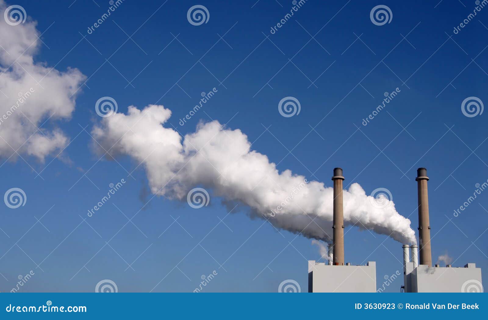 Chimeneas y humo imagen de archivo. Imagen de tubo, edificio - 3630923