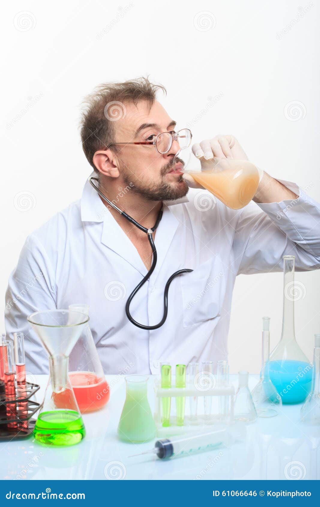 Chimico Pazzo in Laboratorio Che Fa Reazione Fotografia Stock ...