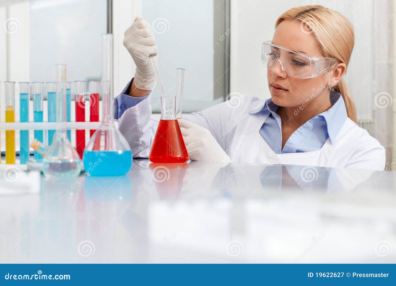 Chimico sul lavoro immagine stock. Immagine di analisi - 19622627