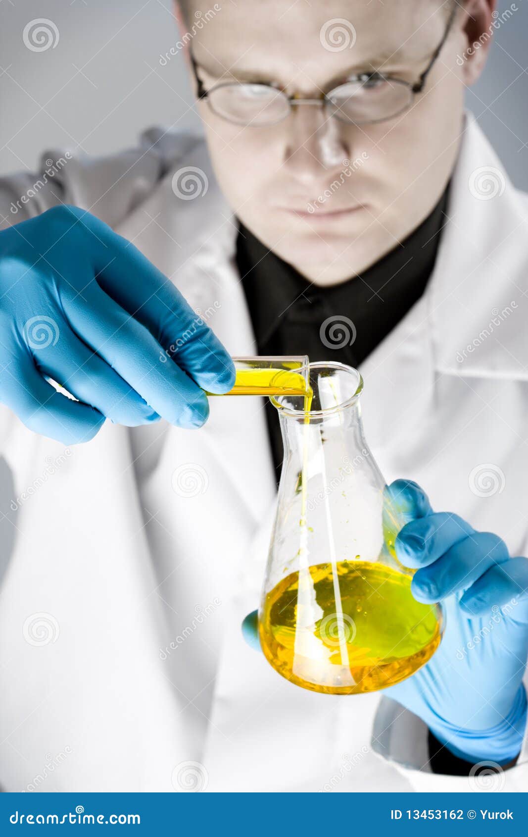 Chimiste au travail photo stock. Image du flacon, becher - 13453162