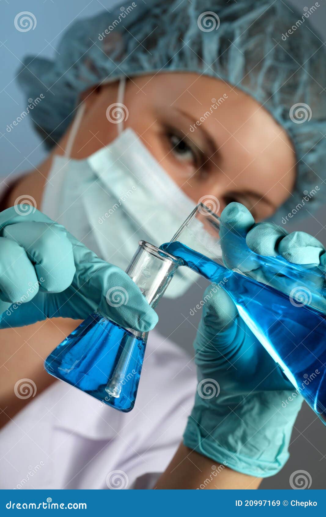 Chimiste Avec La Cornue En Verre Image stock - Image du microbiologie ...