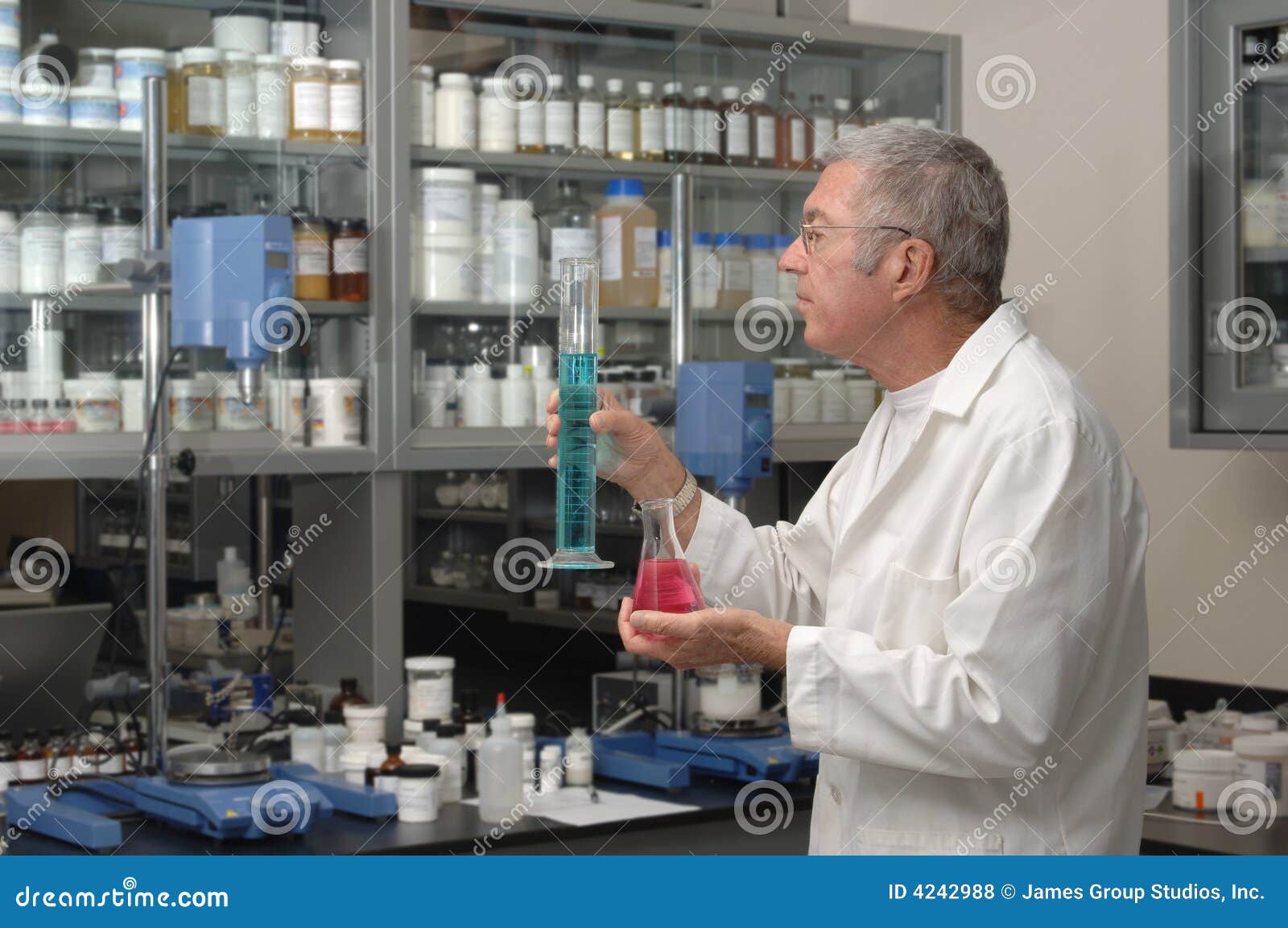 Chimiste Dans Le Laboratoire Photo stock - Image du préservatif ...