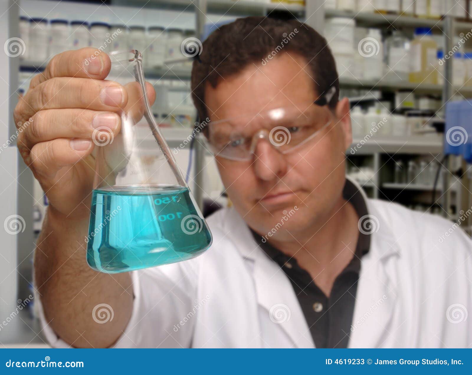 Chimiste Et Produit Chimique Image stock - Image du laboratoire ...