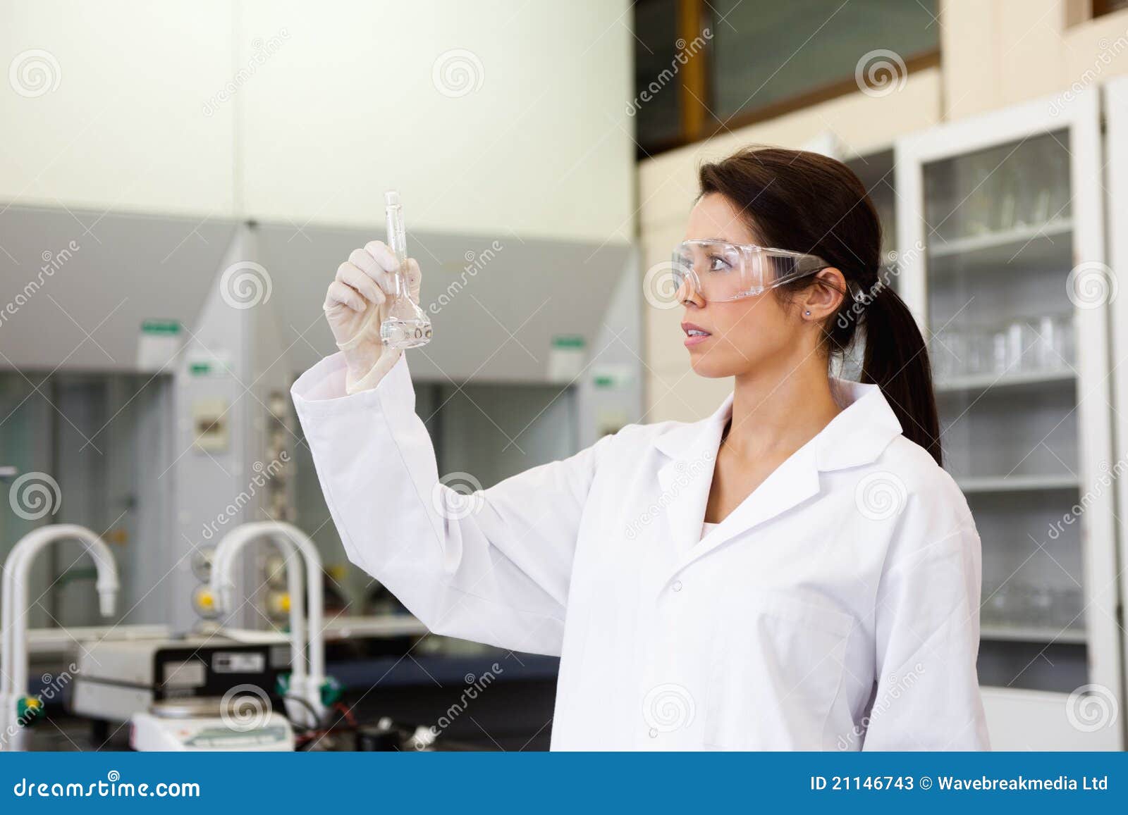 Chimiste Regardant Un Flacon Erlenmeyer Image stock - Image du analyse ...