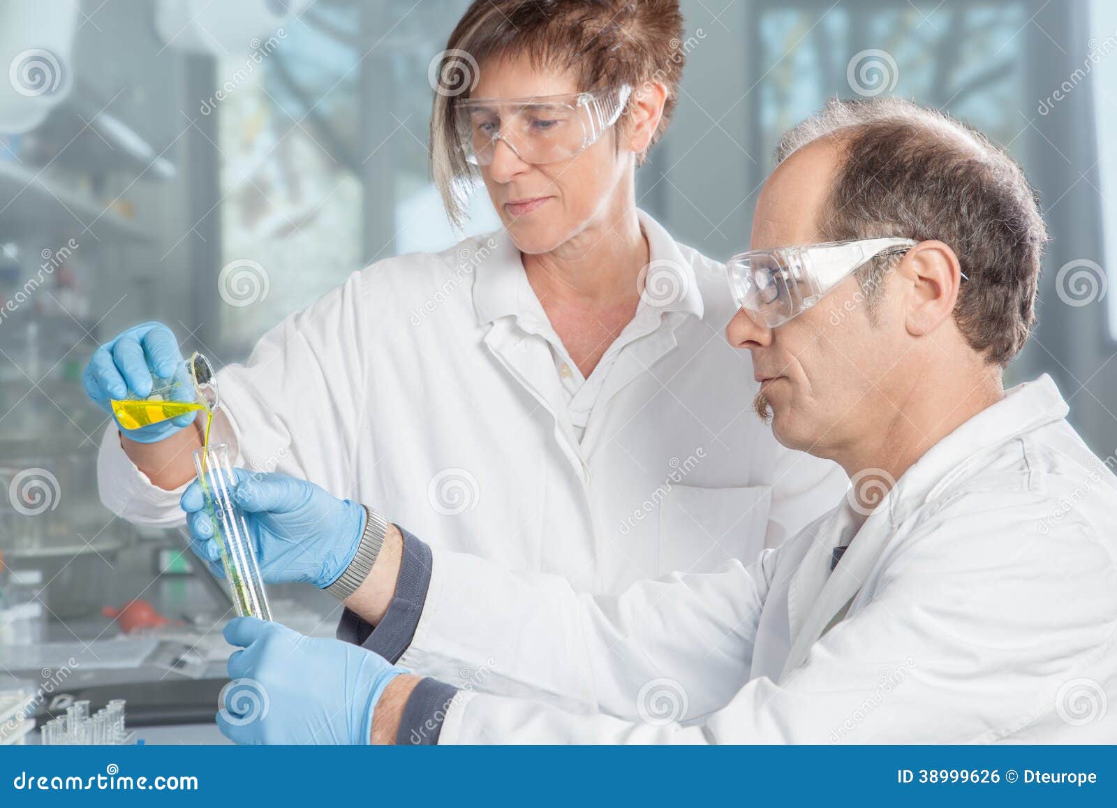 Chimiste Teamwork photo stock. Image du aide, expérience - 38999626