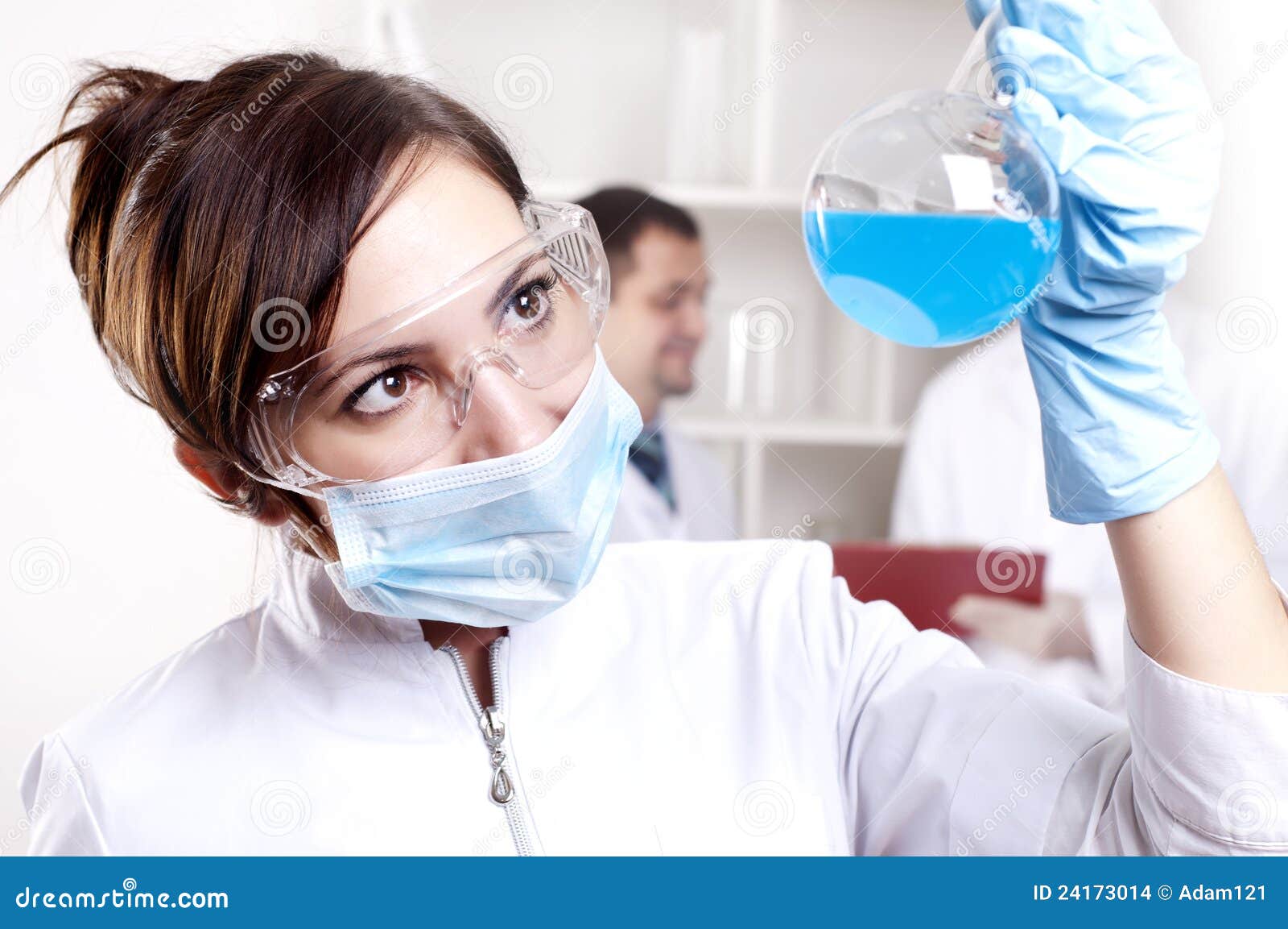 Chimiste Travaillant Dans Le Laboratoire Photo stock - Image du ...