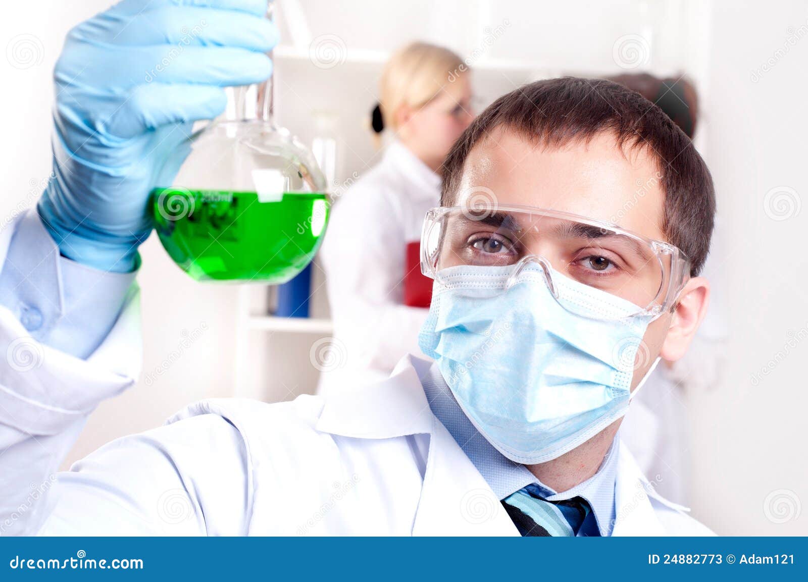 Chimiste Travaillant Dans Le Laboratoire Image stock - Image du hôpital ...