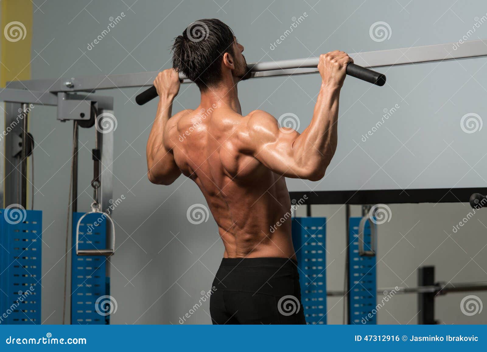Chin Ups Workout for Back stock foto. Image of verbuiging - 47312916