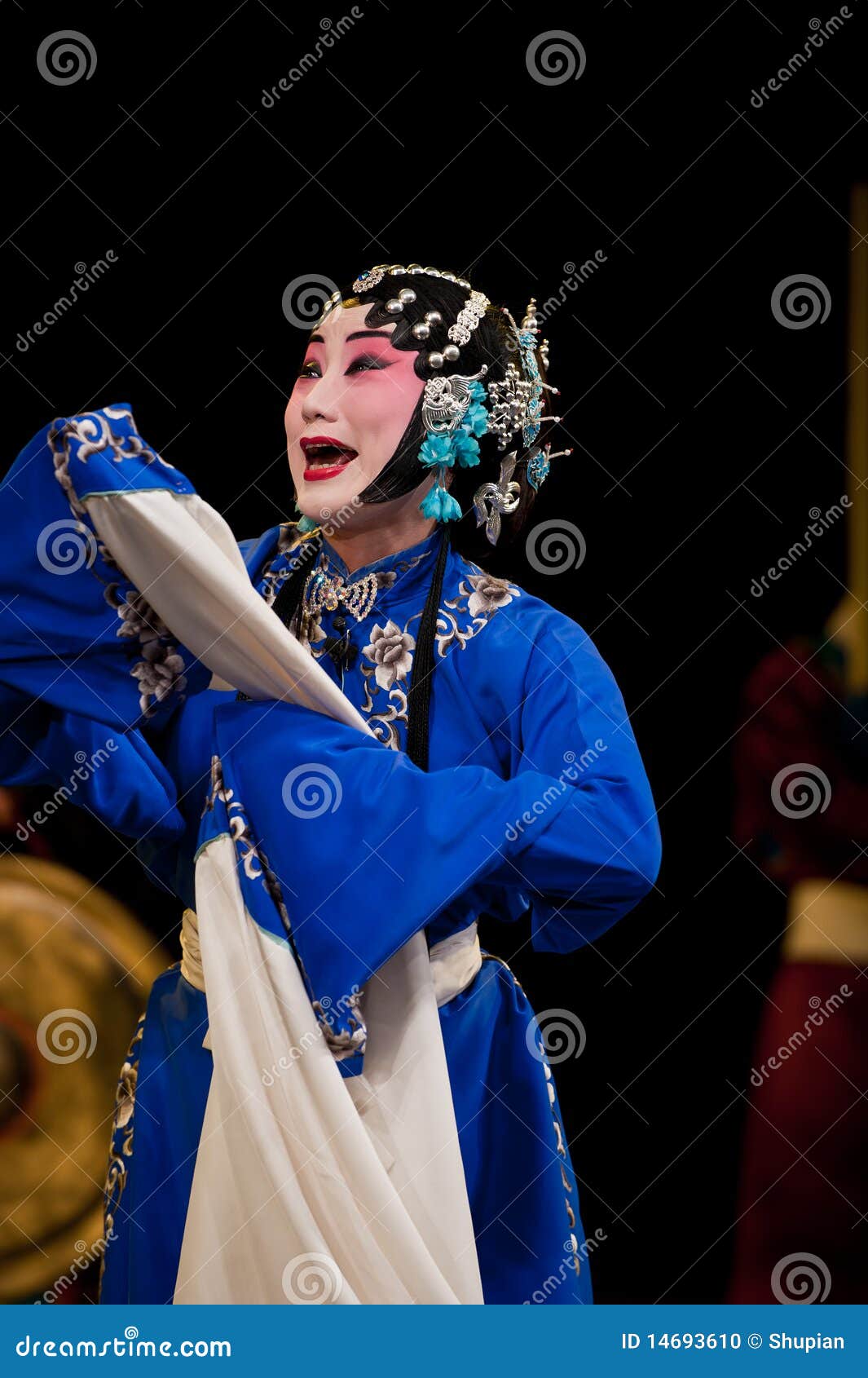 China opera Actress is cry stock photo. Image of blue - 14693610