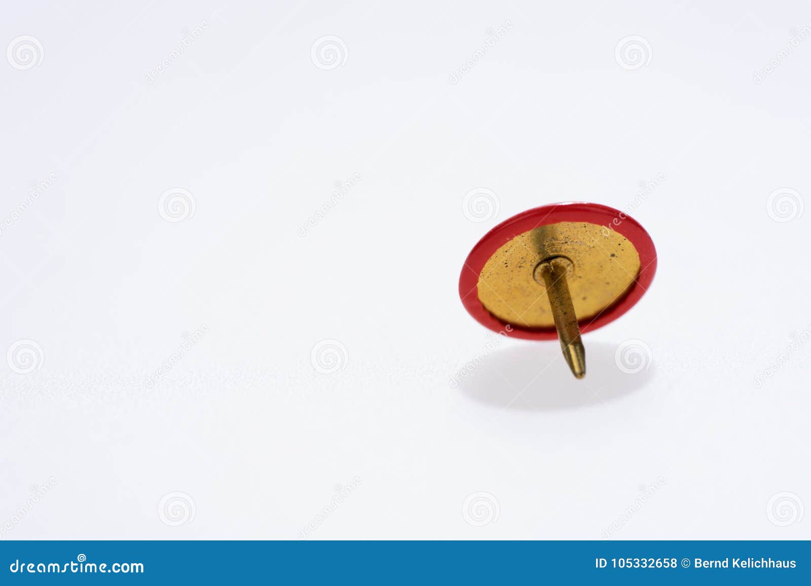 Chincheta Roja Aislada En El Fondo Blanco Foto de archivo - Imagen de ...