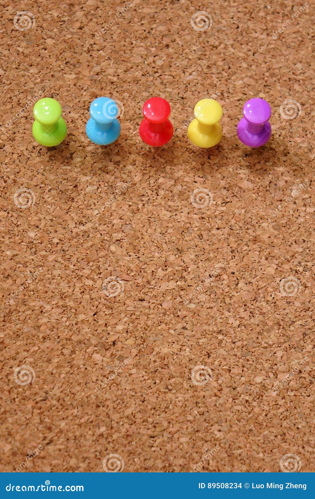 Chincheta y corkboard foto de archivo. Imagen de corcho - 89508234