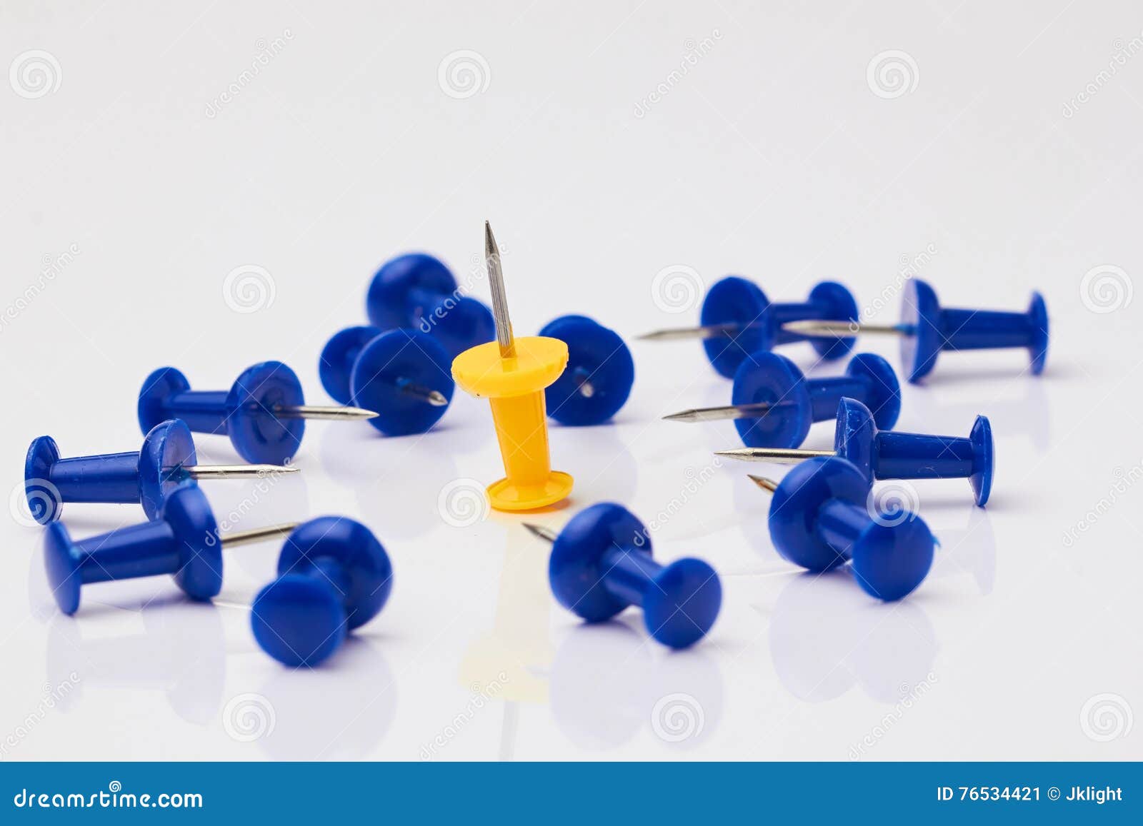 Chinchetas Azules Y Amarillas Imagen de archivo - Imagen de tarjeta ...