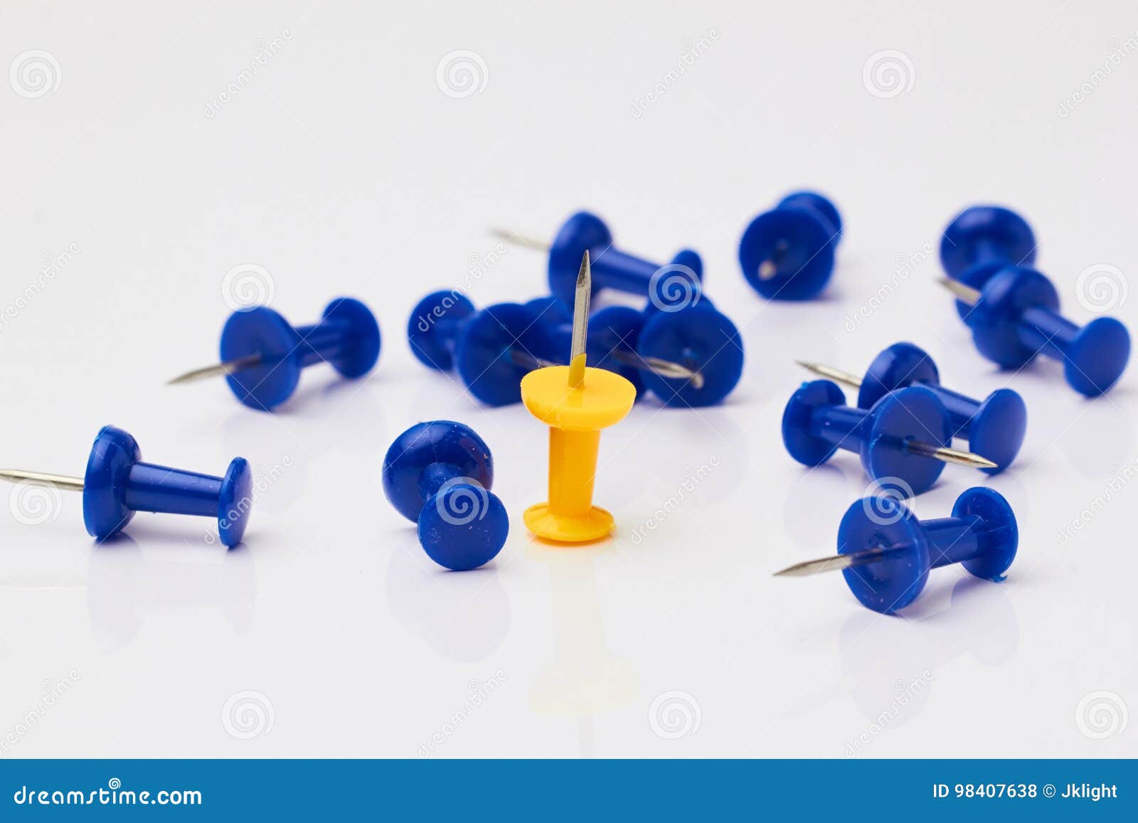 Chinchetas Azules Y Amarillas Foto de archivo - Imagen de sujetador ...