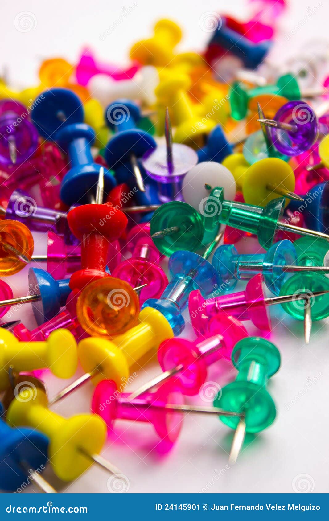 Chinchetas del color imagen de archivo. Imagen de pulgar - 24145901