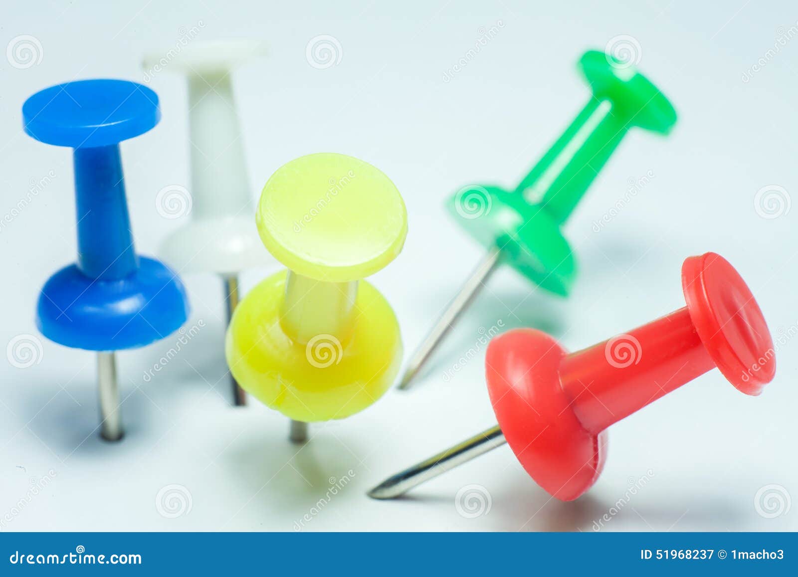 Chinchetas del color imagen de archivo. Imagen de elemento - 51968237