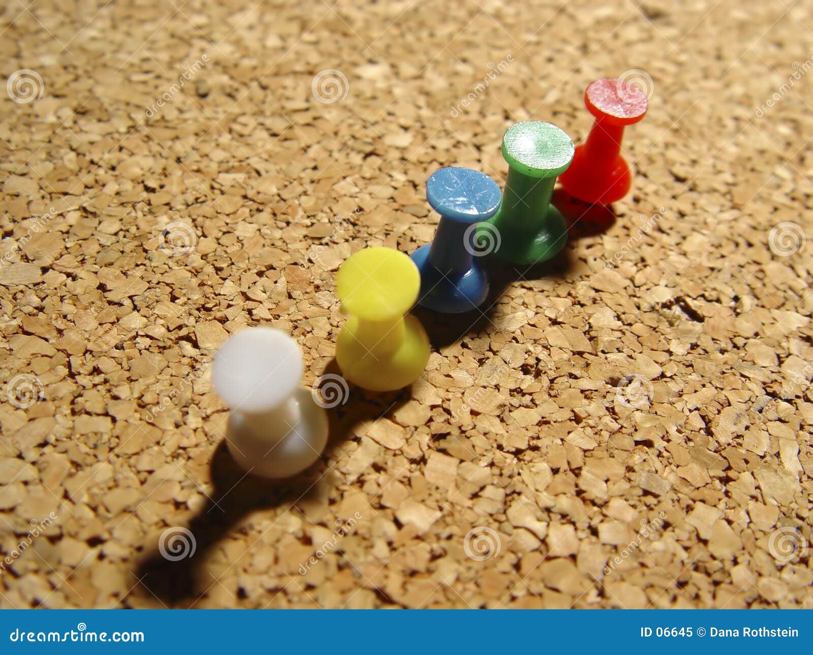 Chinchetas en el corcho 2 imagen de archivo. Imagen de nota - 6645