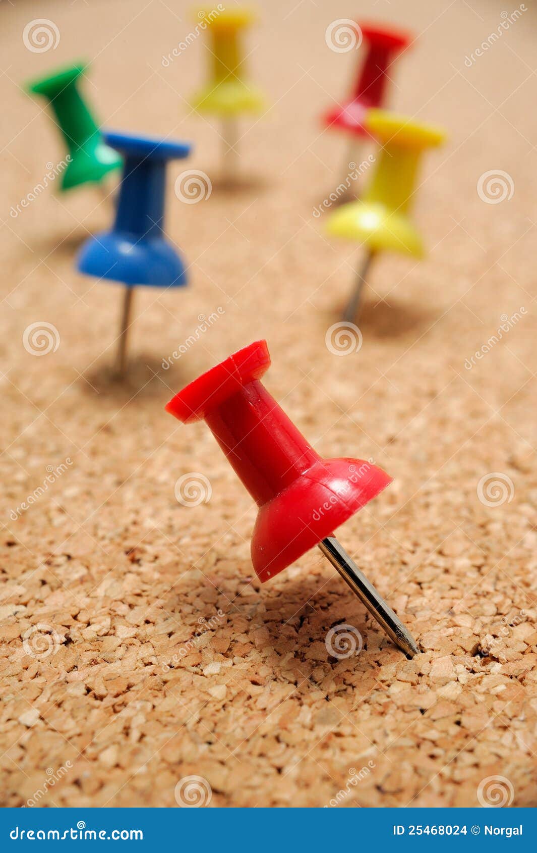 Chinchetas En Tarjeta Del Corcho Foto de archivo - Imagen de pista ...