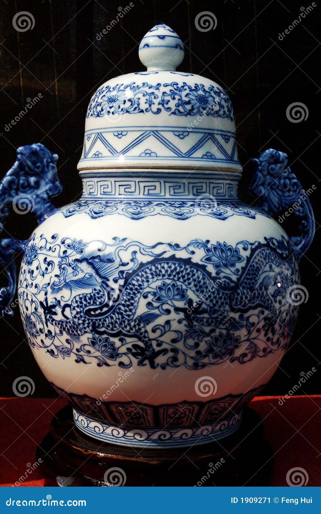 Chinees porselein stock afbeelding. Image of tafereel - 1909271