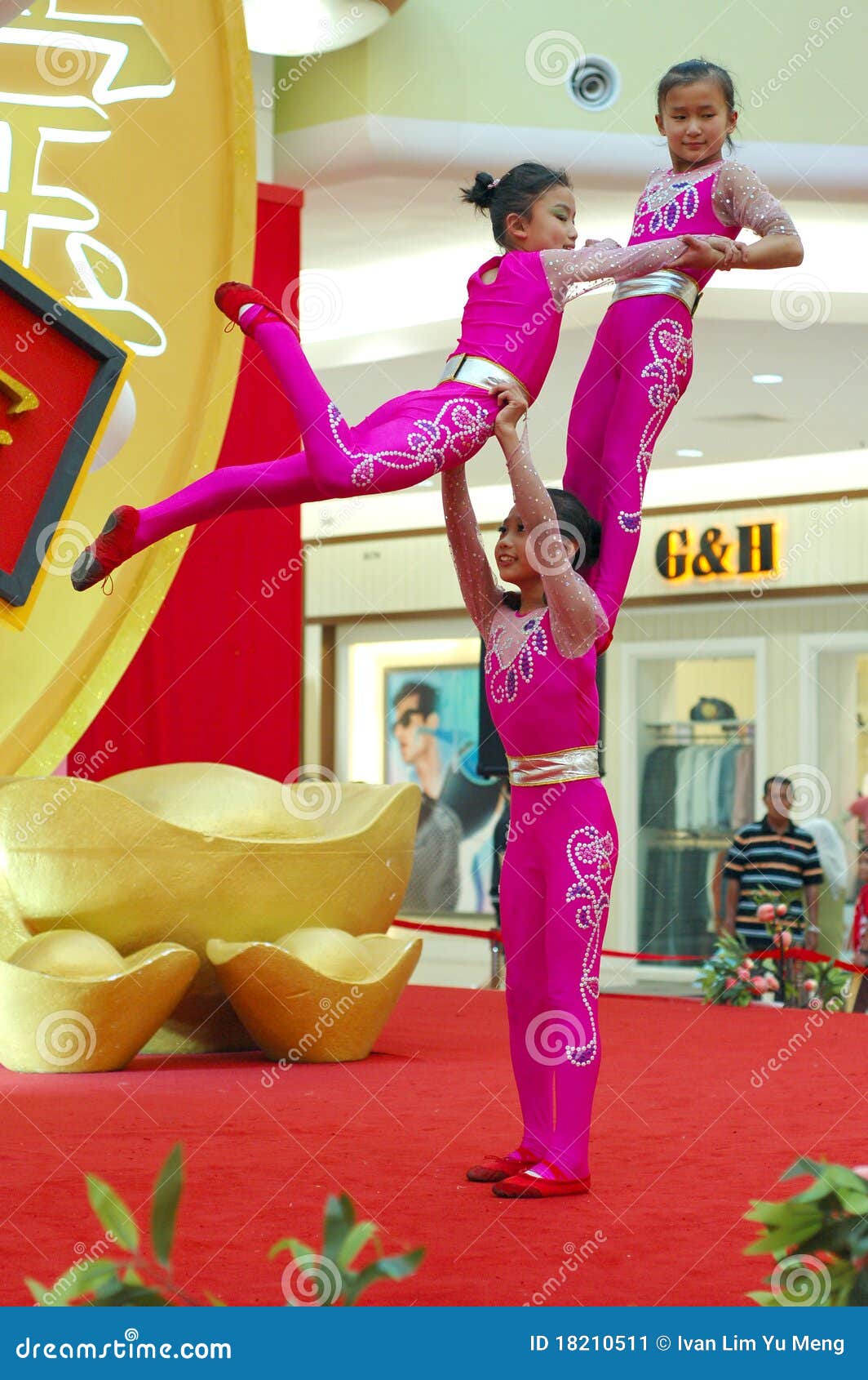 Chinese Acrobatic Performance, the Balancing Act Editorial Photo ...