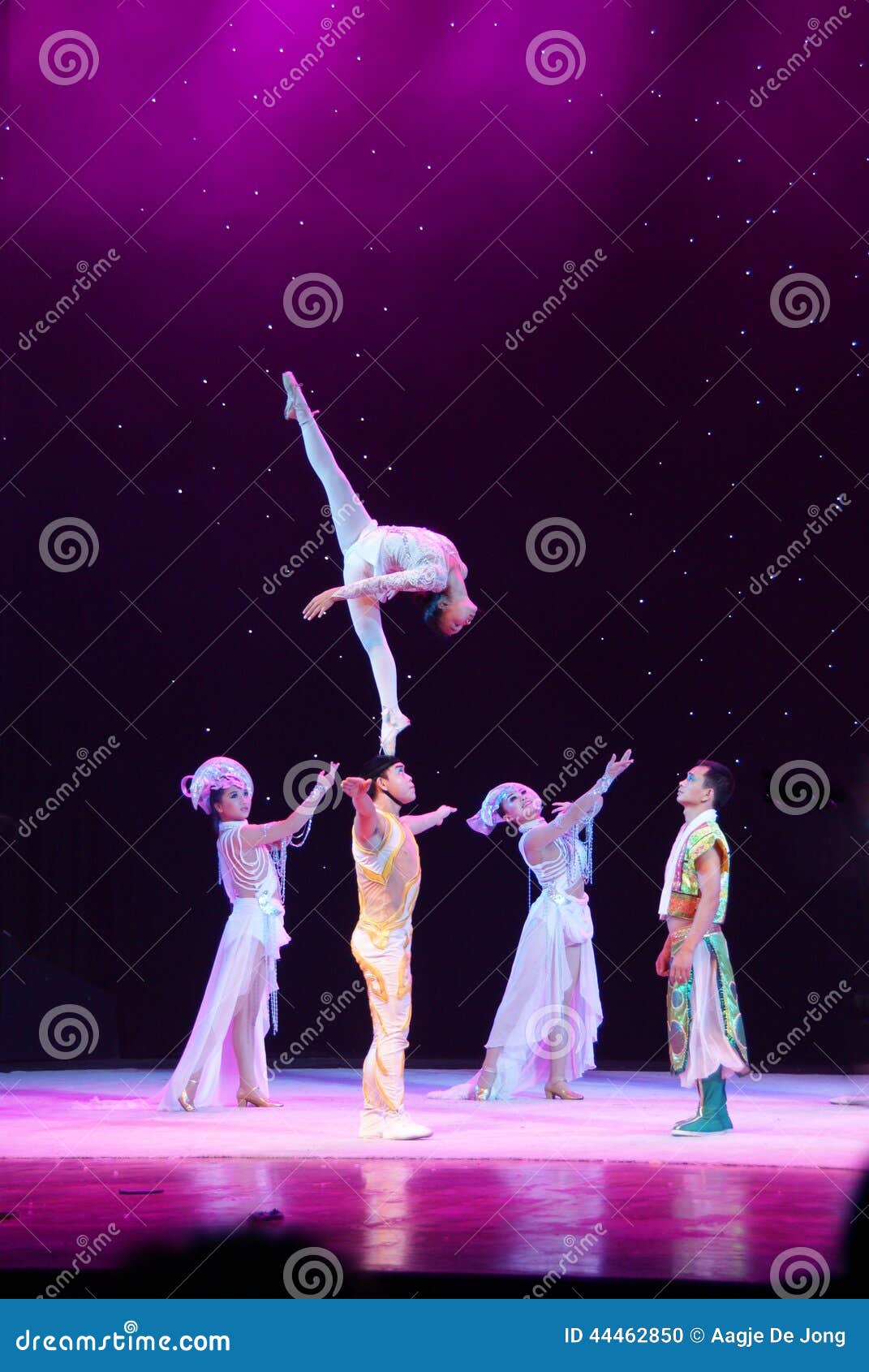 Chinese Acrobats in Beijing Editorial Image - Image of show, beijing ...