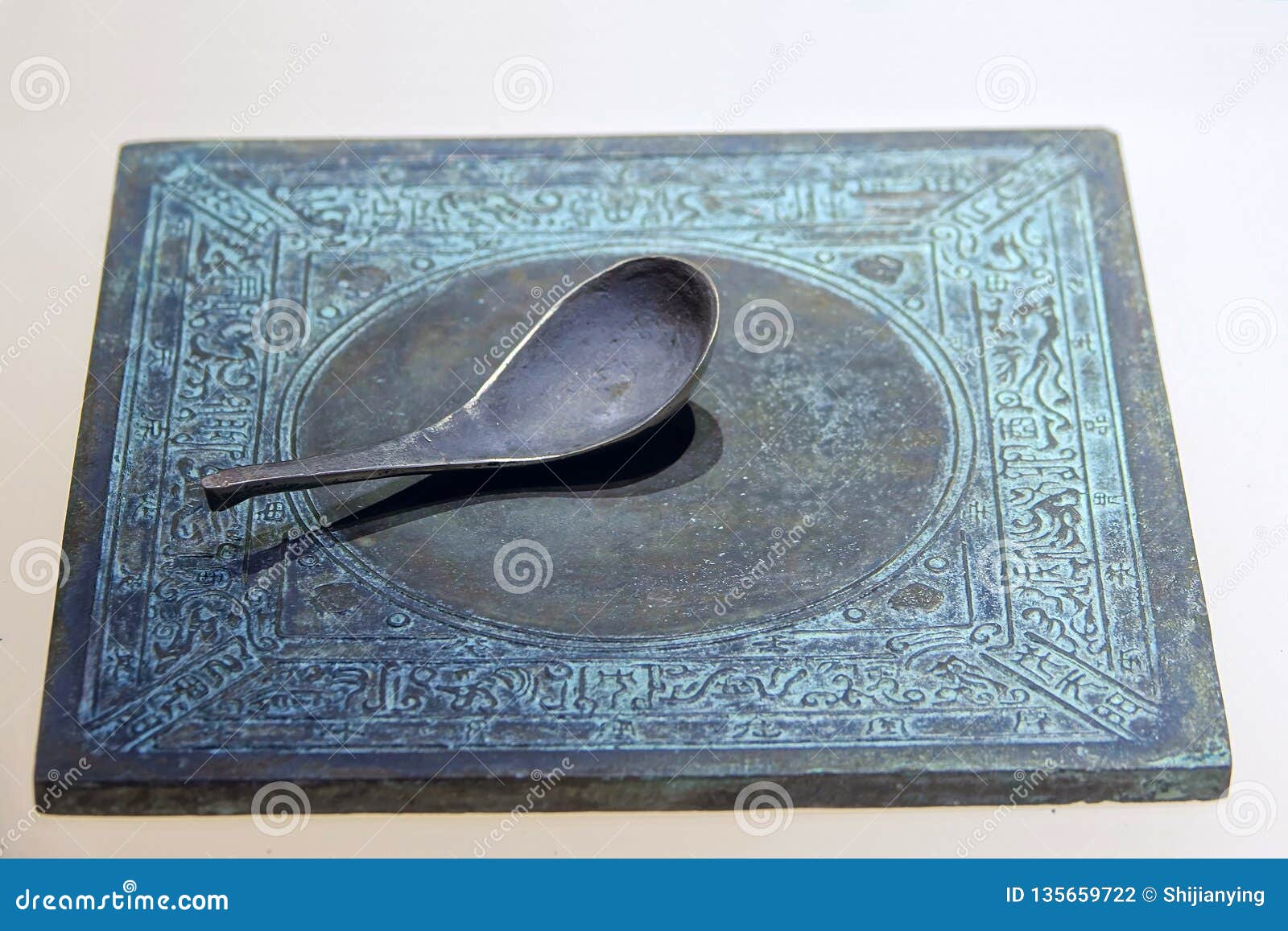 Chinese ancient compass editorial photography. Image of relic - 135659722