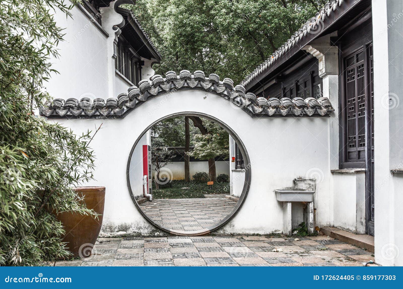 Moon gate stock image. Image of gate, park, chinese - 172624405