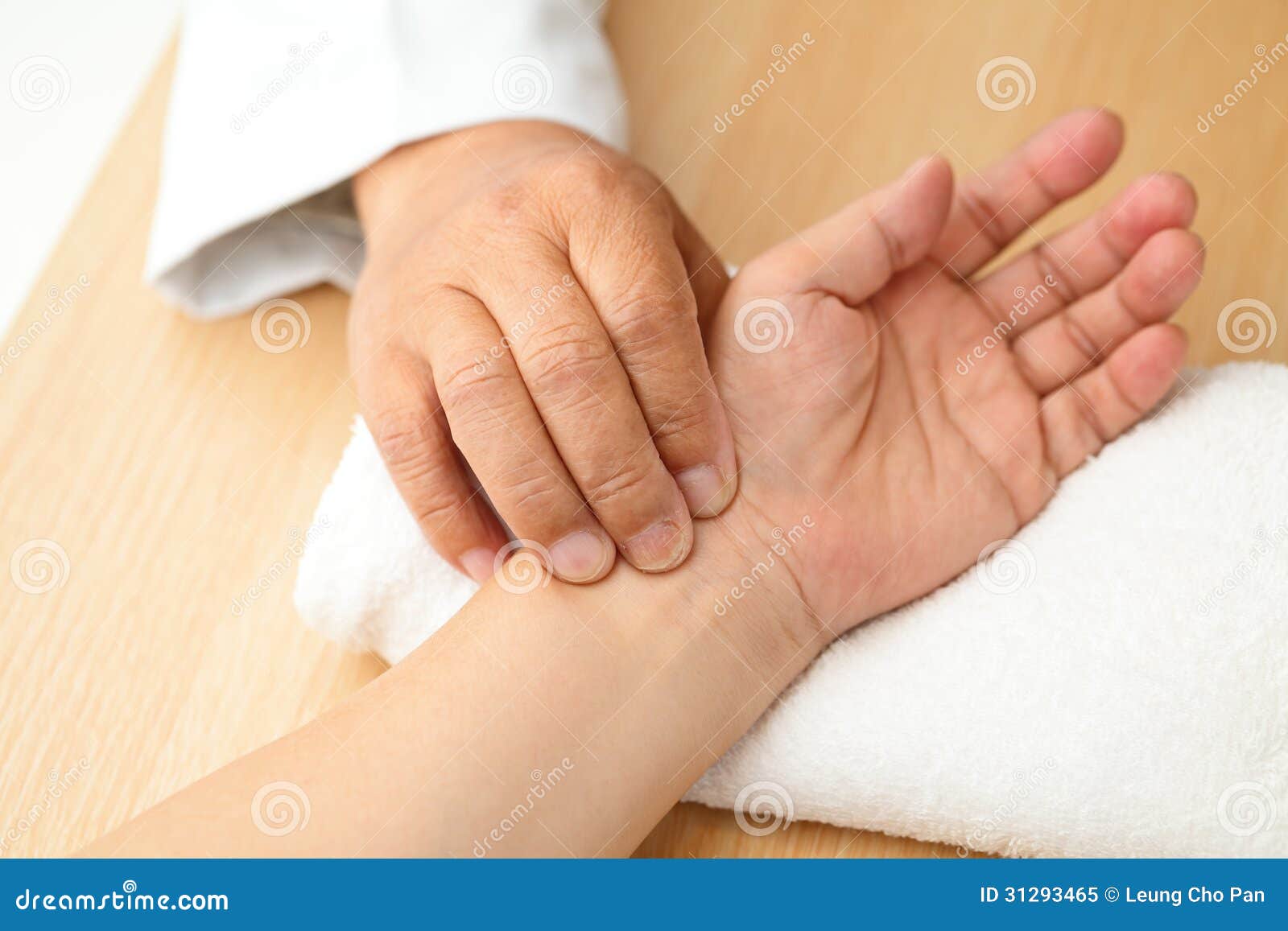 Chinese Doctor Diagnose Pulse Stock Image - Image of human, heartbeat ...
