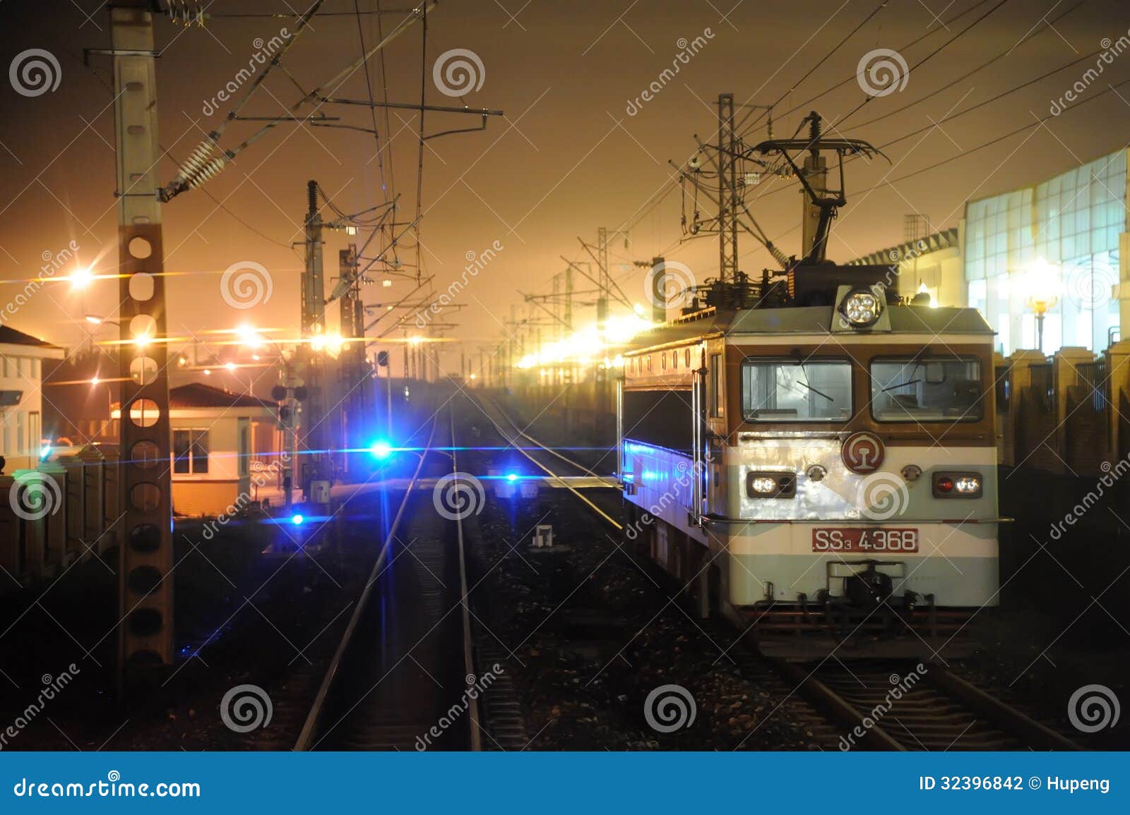 Chinese electric train editorial photography. Image of fast - 32396842