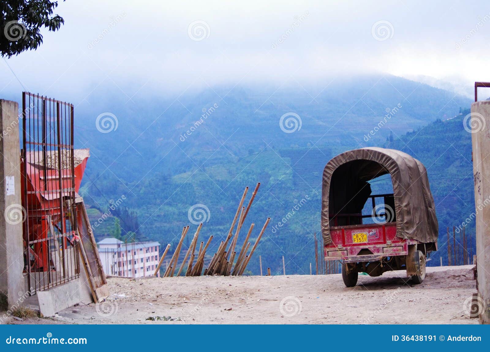 Chinese farm yard editorial photo. Image of gardening - 36438191