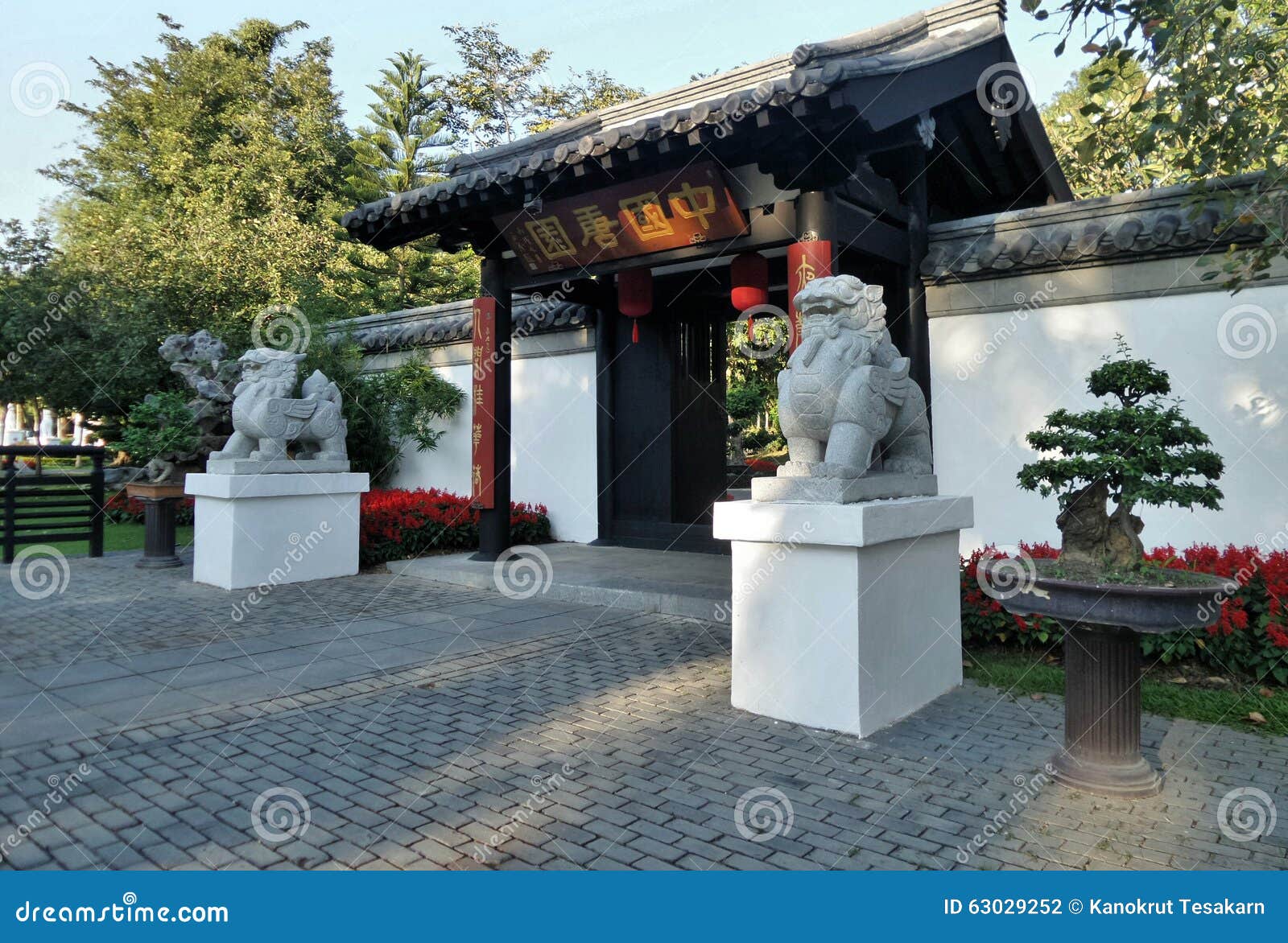Chinese Gate and Guarding Lion Editorial Photography - Image of chinese ...