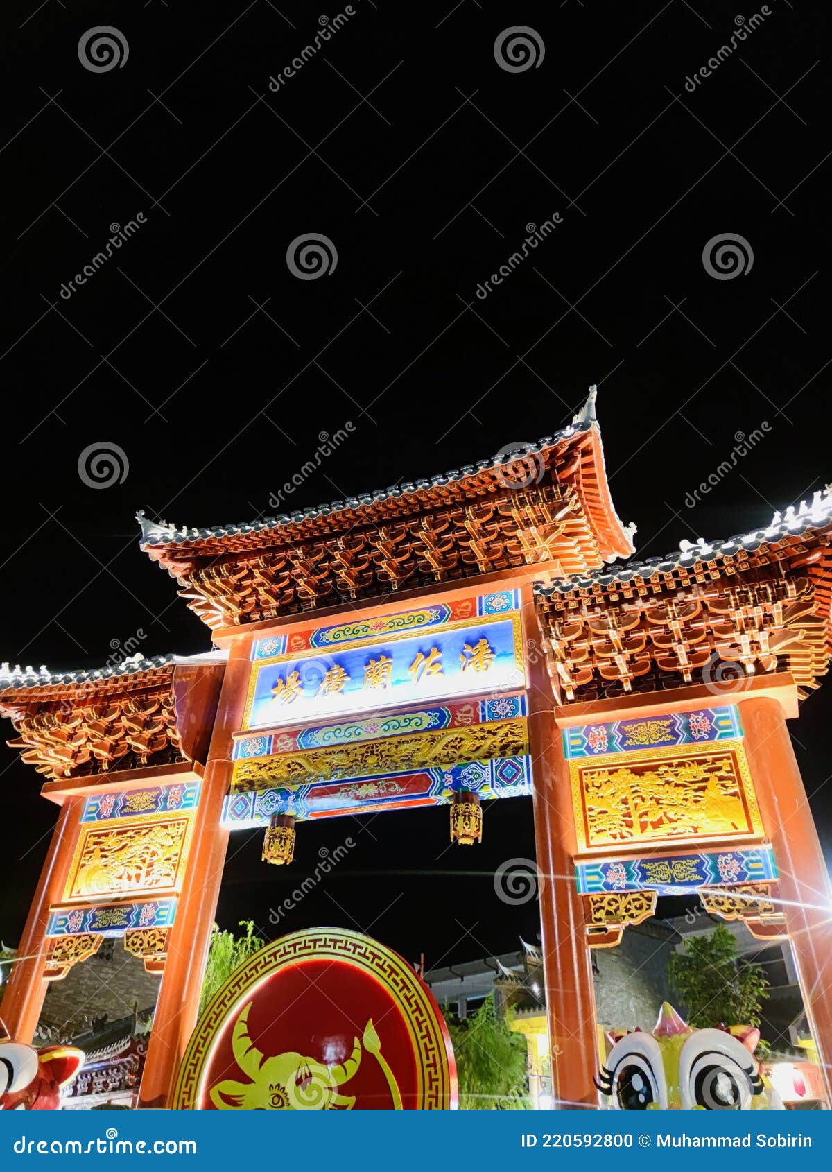 Chinese gate temple editorial image. Image of tourism - 220592800