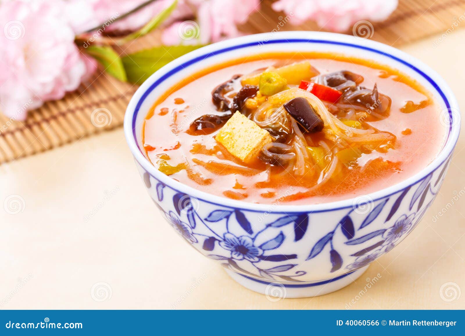 Chinese hete en zure soep stock foto. Image of bamboe - 40060566