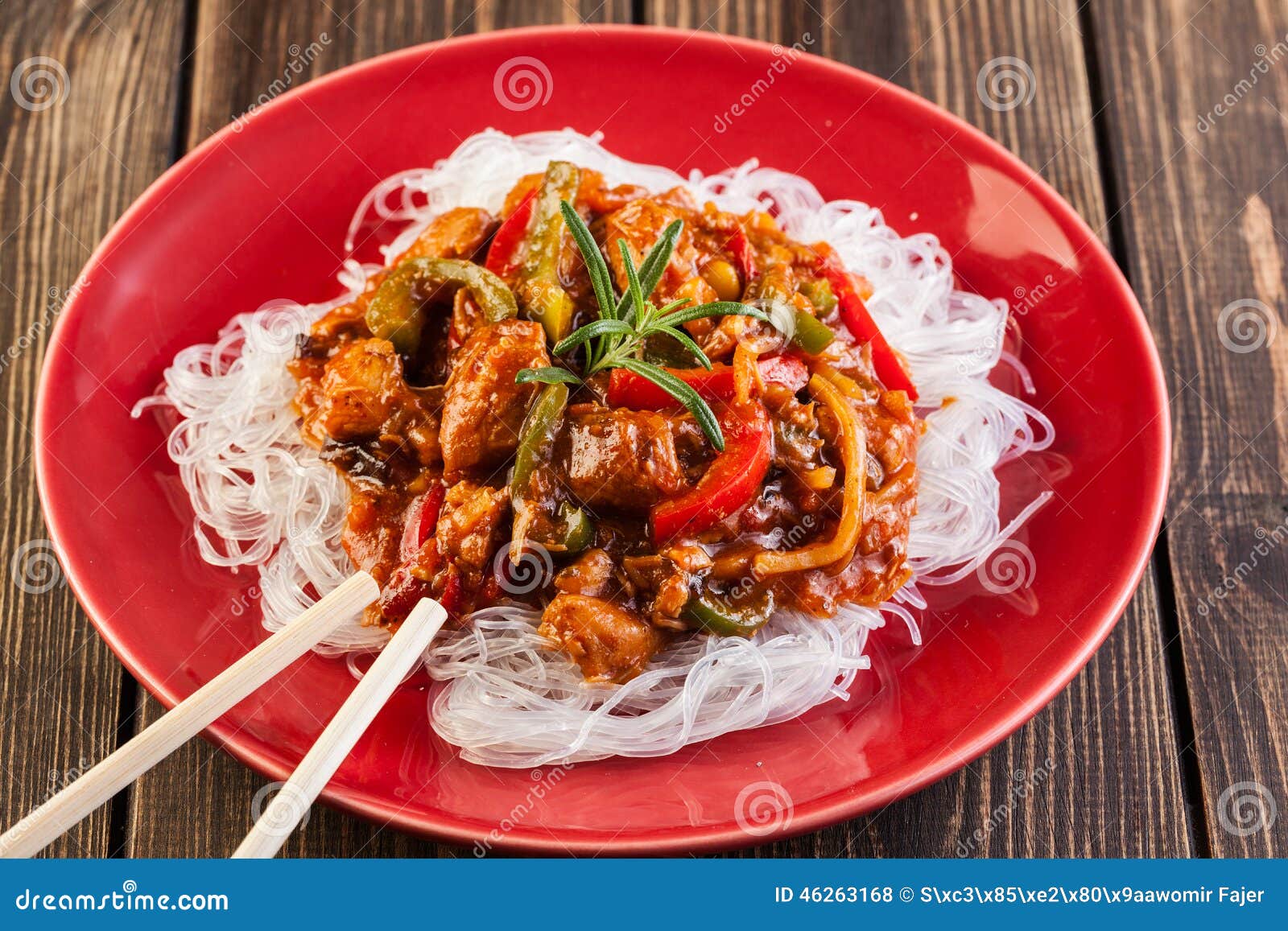 Chinese Kip Met Rijstnoedels Stock Foto - Image of peper, vietnamees ...