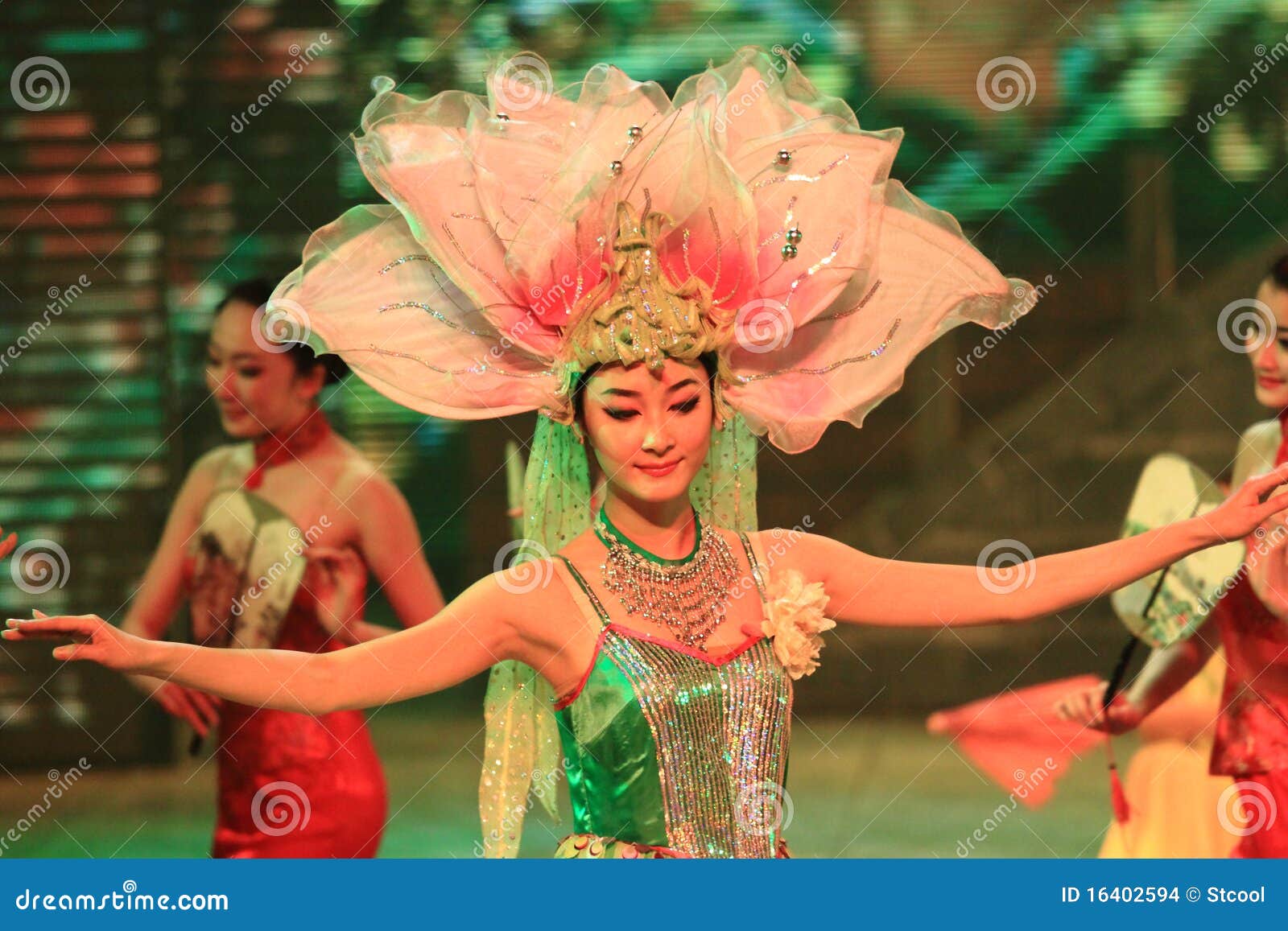 Chinese ladies folk dance editorial stock image. Image of artist - 16402594