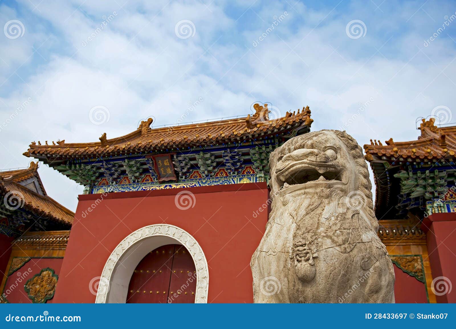 Chinese lion and gate stock image. Image of building - 28433697