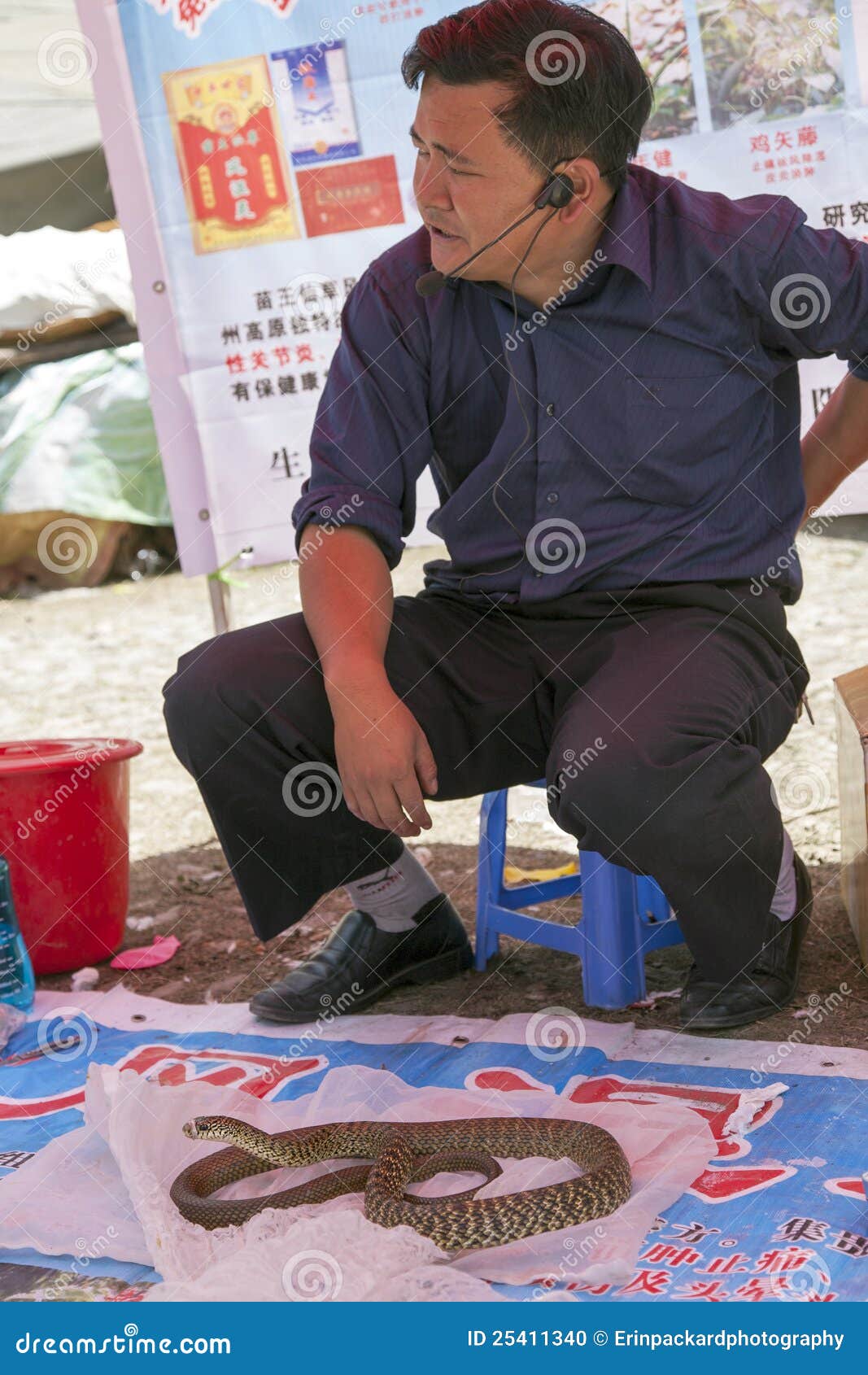 Chinese Man Selling Snake Venom Editorial Image - Image of reptile ...