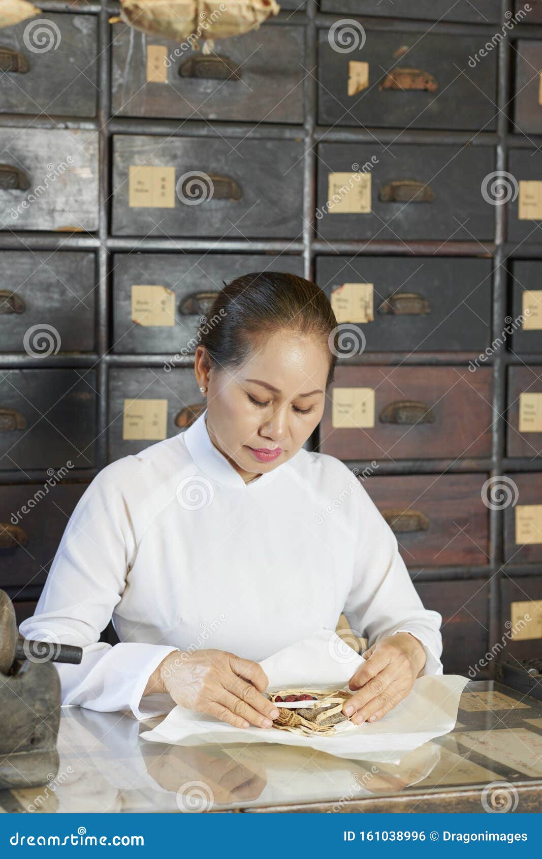 Chinese Medicine Practitioner Packing Order Stock Photo - Image of ...