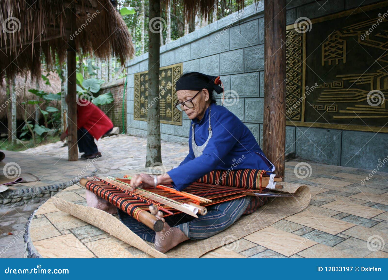 A Chinese minority weaver editorial photography. Image of minority ...