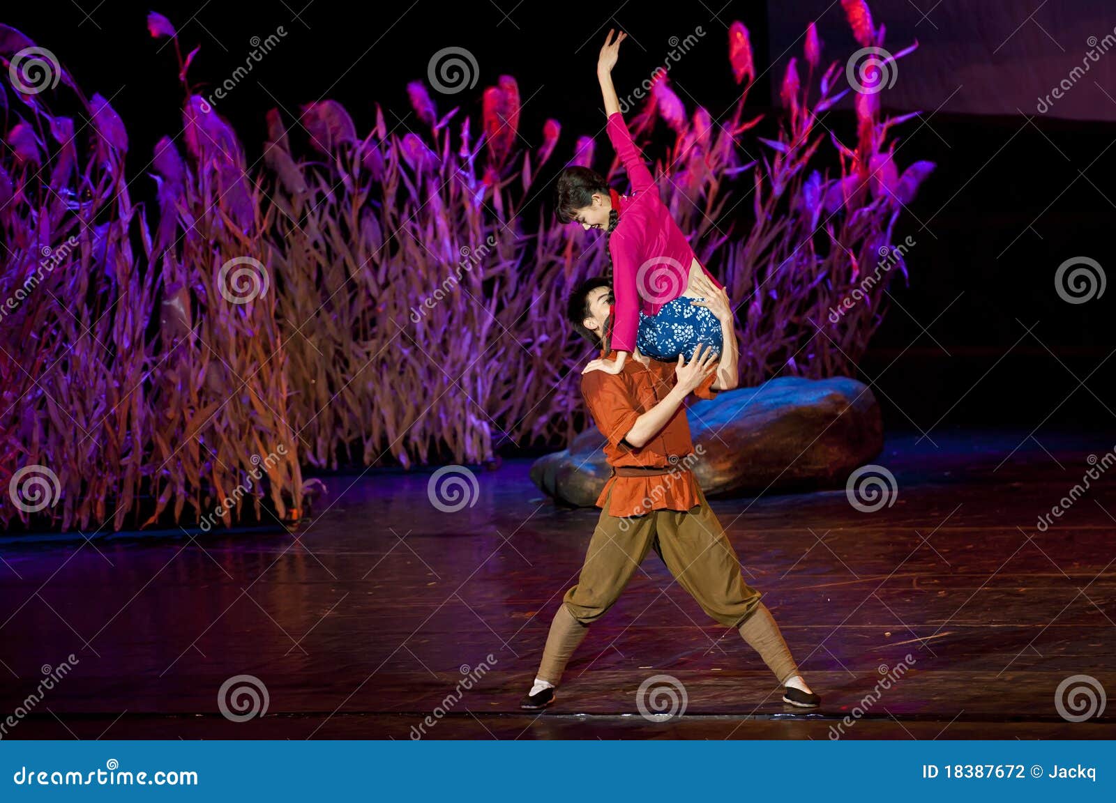 Chinese modern Duo dance editorial photography. Image of male - 18387672