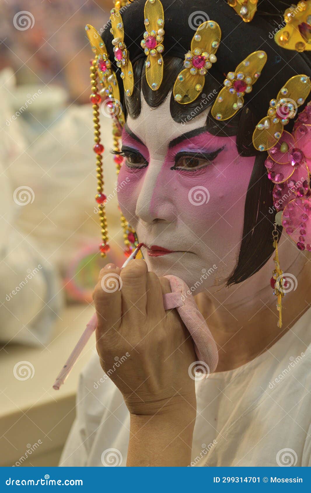 Chinese Opera Costum Make Up Stock Image - Image of opera, roots: 299314701