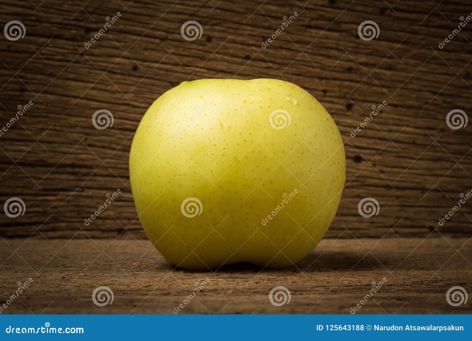 Chinese peer op oud hout stock foto. Image of aziatisch - 125643188