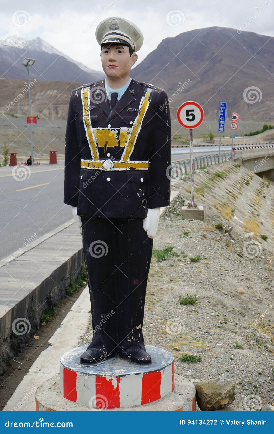 Chinese policeman editorial photography. Image of mountain - 94134272